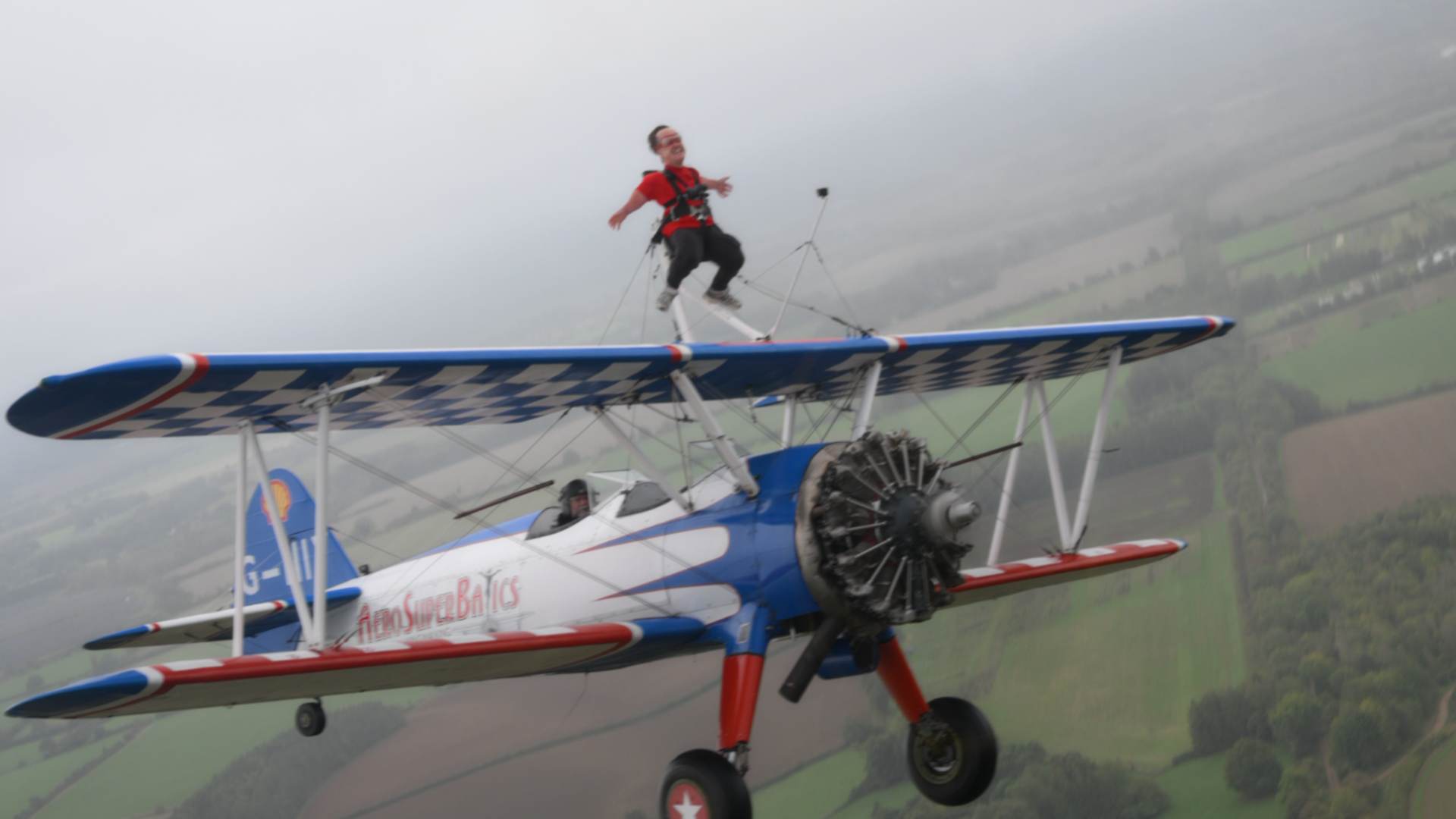 Shortest person to wing walk (male) - 1.23 metres (4 ft 1.12 in) by ...
