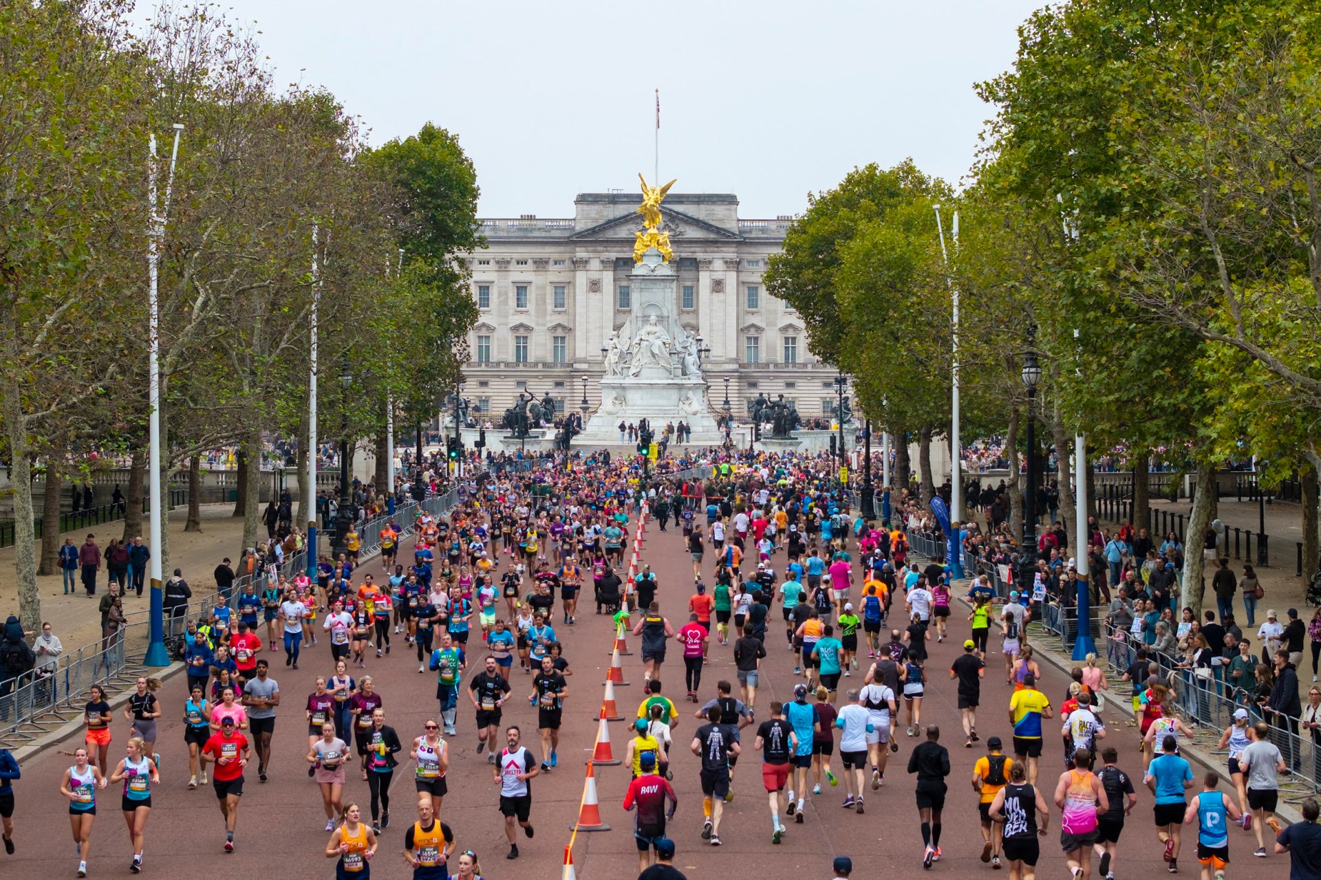 Runner dies after collapsing during London race