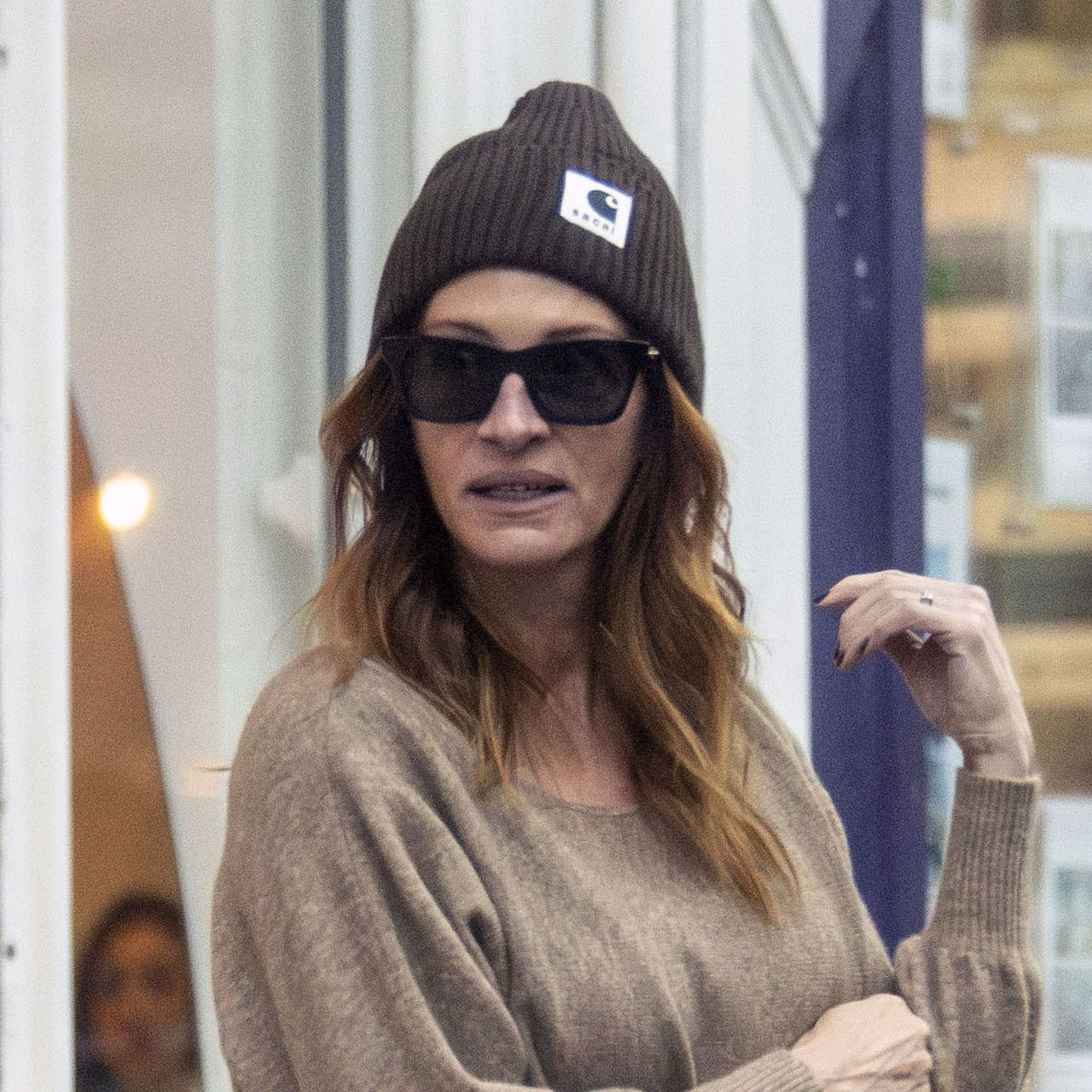 Breaking: Julia Roberts Wore This Clashing Bag Color With Black Flats ...
