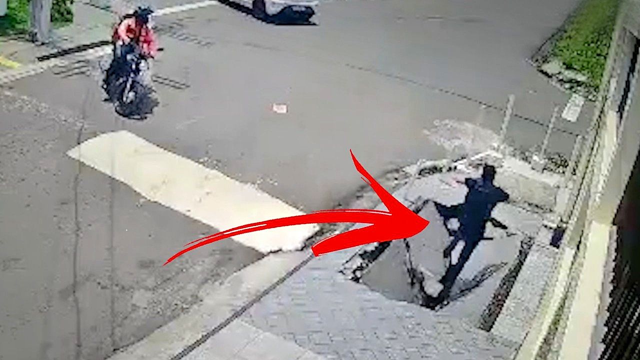 Impactante momento en el que un hombre es tragado por el hundimiento de ...