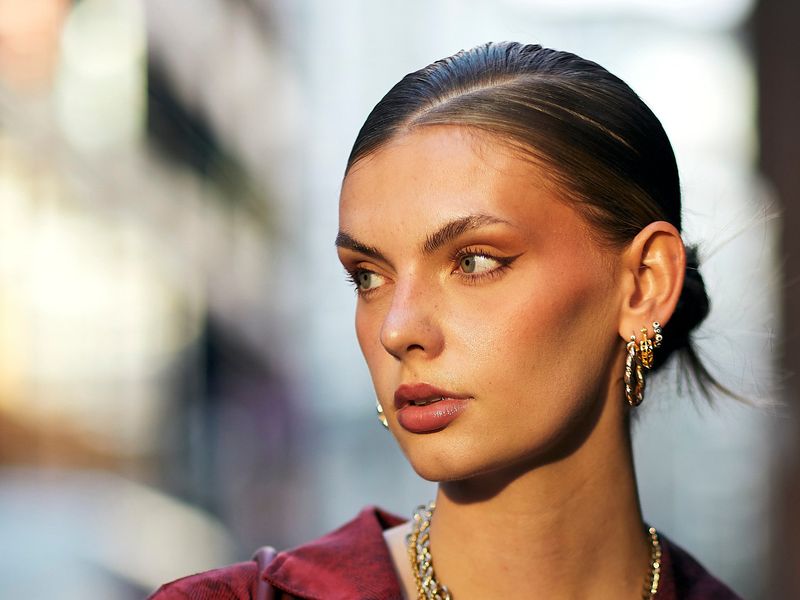 Niemand trägt mehr Messy-Bun! Diese elegante Frisur ist jetzt angesagt