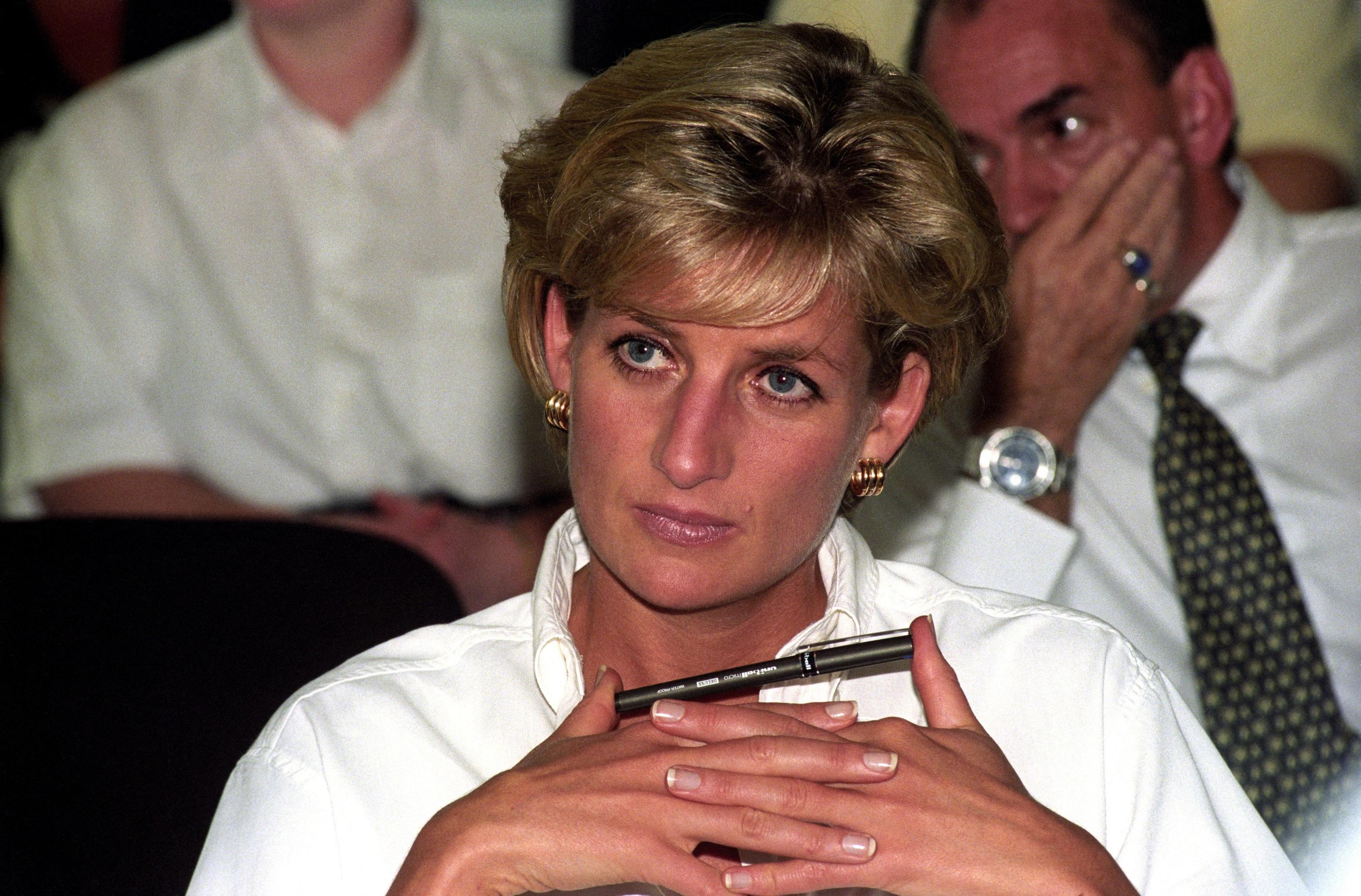Le mystère autour de la bague que portait Lady Diana le jour de sa ...