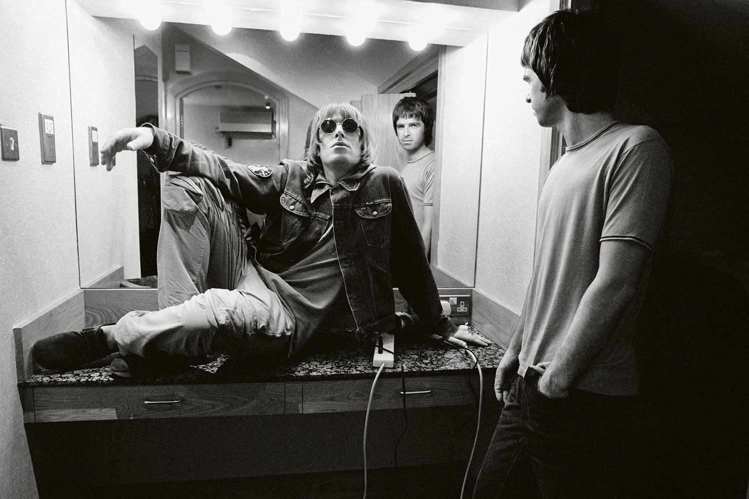 Backstage With Oasis: New Book Shares Behind-The-Scenes Photos of the ...