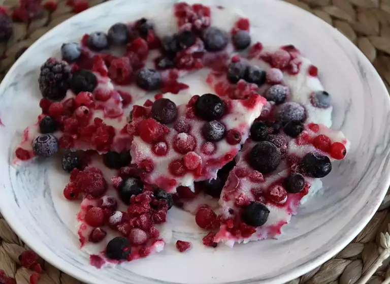 Frozen yogurt bars with red berries