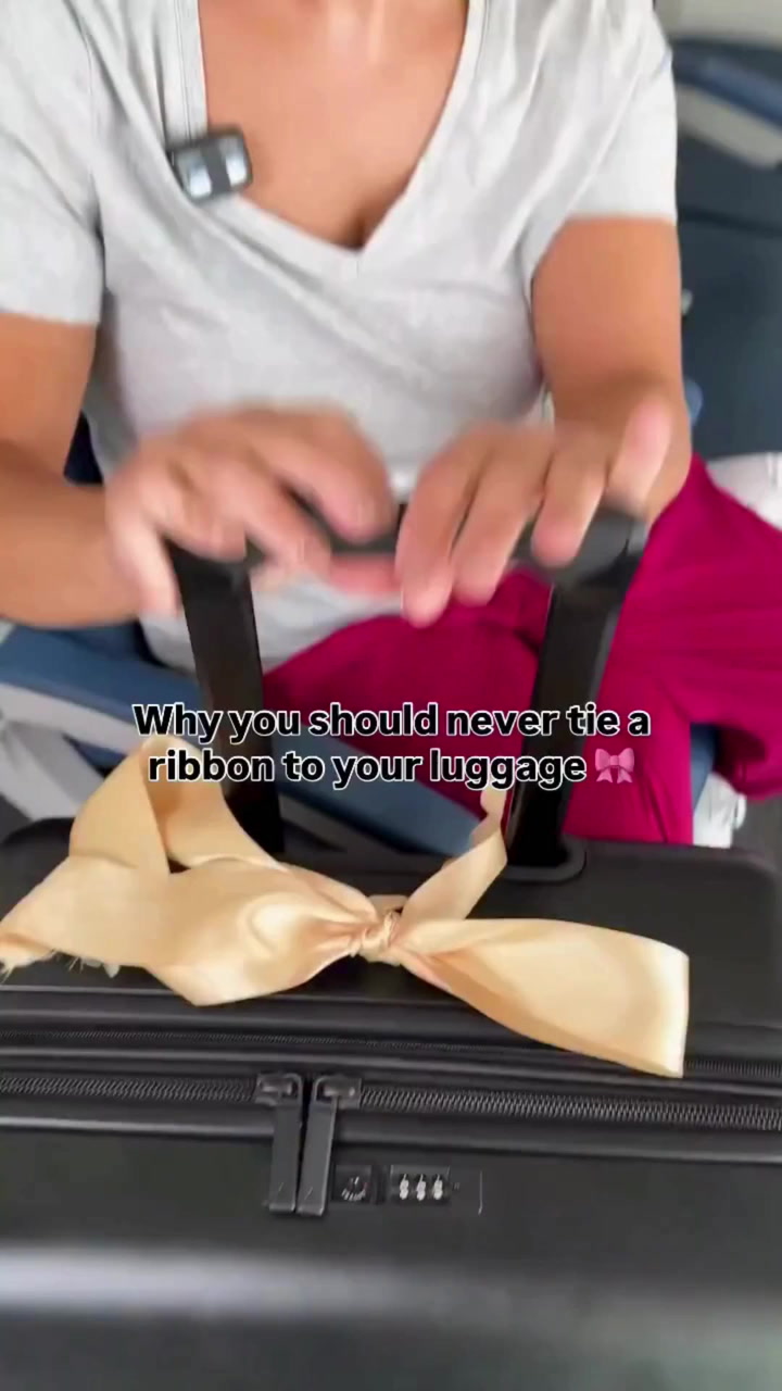 Why You Should Never Tie a Ribbon to Your Luggage