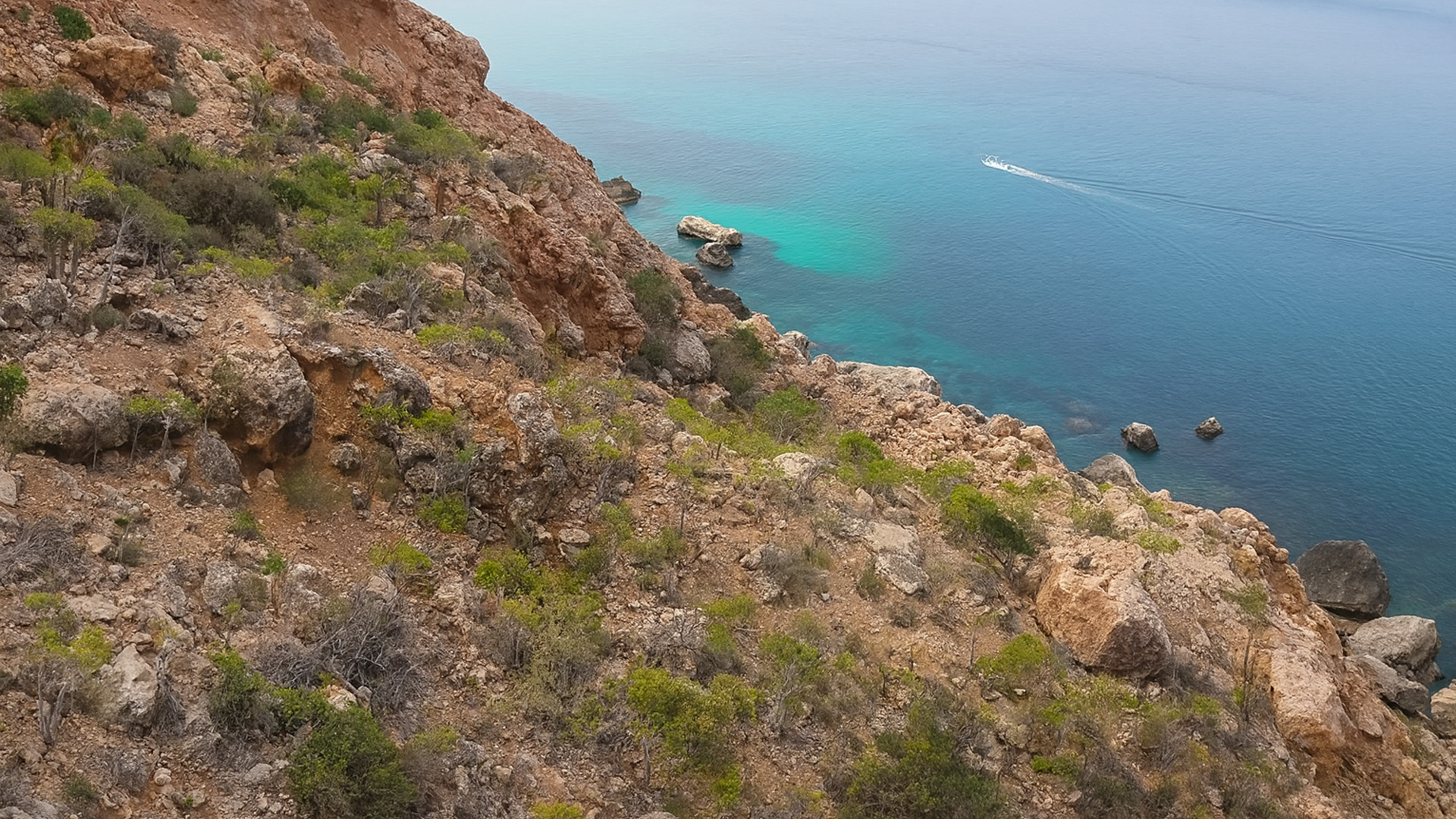 Playa Arher: acantilados imponentes y aguas turquesa en 4K