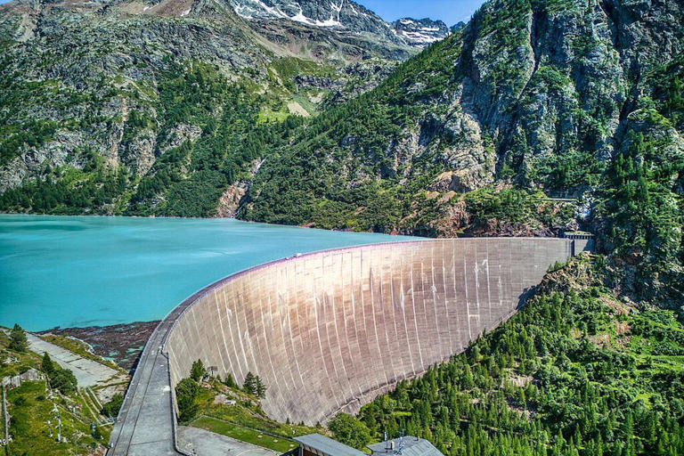 Attorno a questo lago turchese del Nord Italia puoi fare passeggiate ...