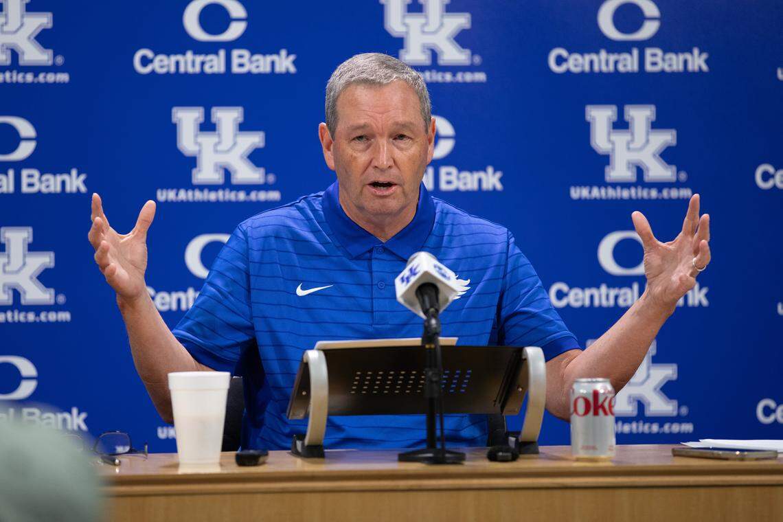 Mitch Barnhart still confident Mark Stoops can return UK football to glory