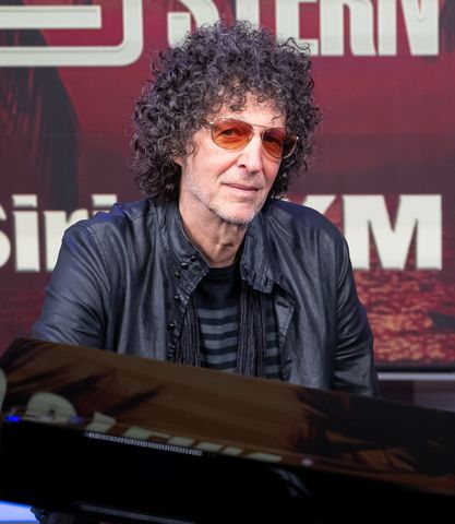 Howard Stern Denies Oprah Winfrey Being His 'Enemy' Despite Criticisms ...