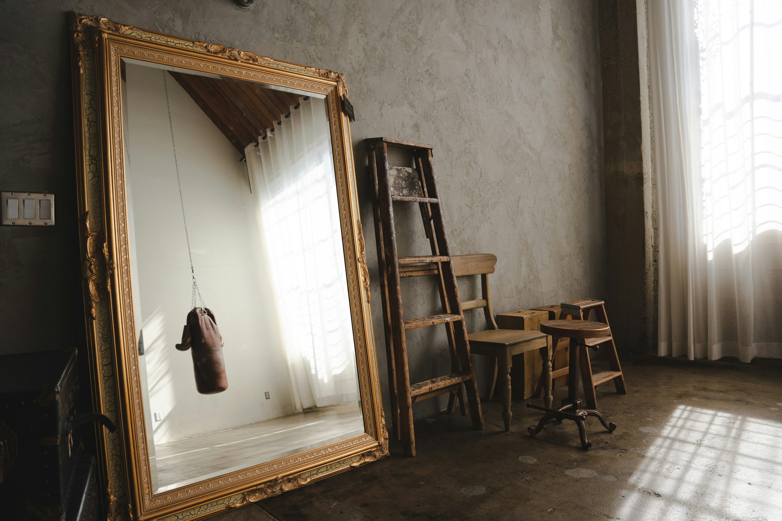 17 ideas to display maximalist mirrors in a hallway