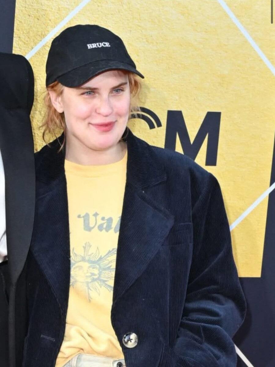 Bruce Willis dotter firar sin likhet med sin far efter år av mobbning