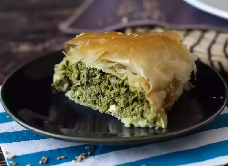 Pastel griego de espinacas y queso feta (spanakopita)