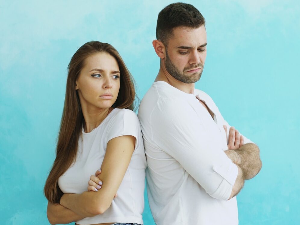 15 Subtle Behaviors That Reveal Jealousy in a Friendship