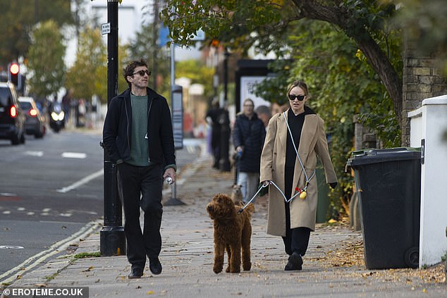 Olivia Wilde enjoys a romantic stroll with boyfriend Caspar Jopling and ...