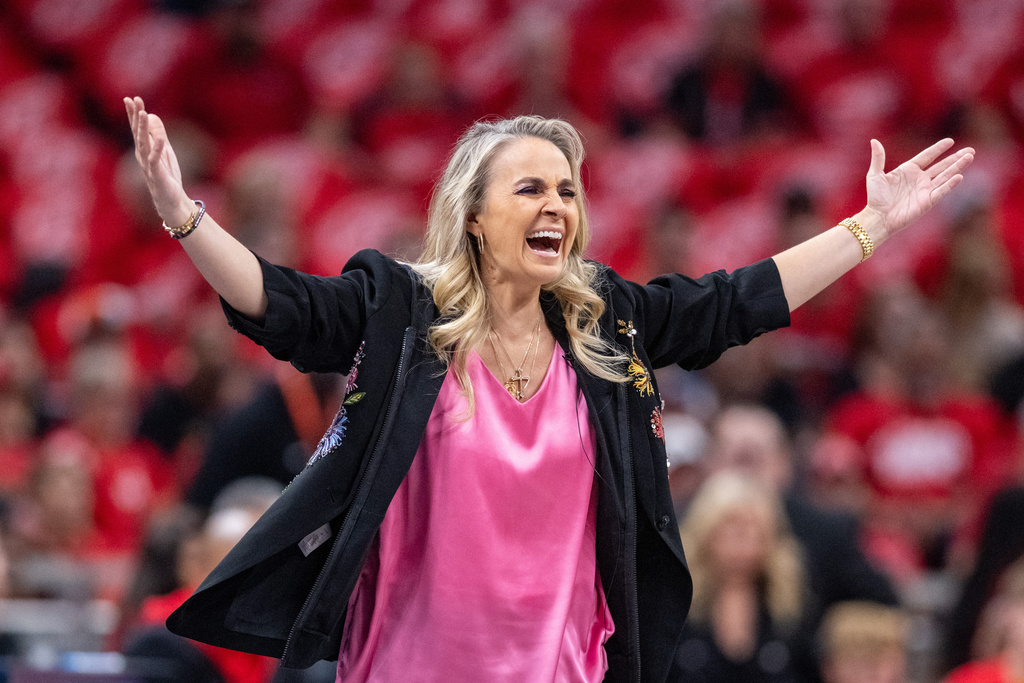 Becky Hammon cements her legacy as one of the WNBA's greatest coaches ...