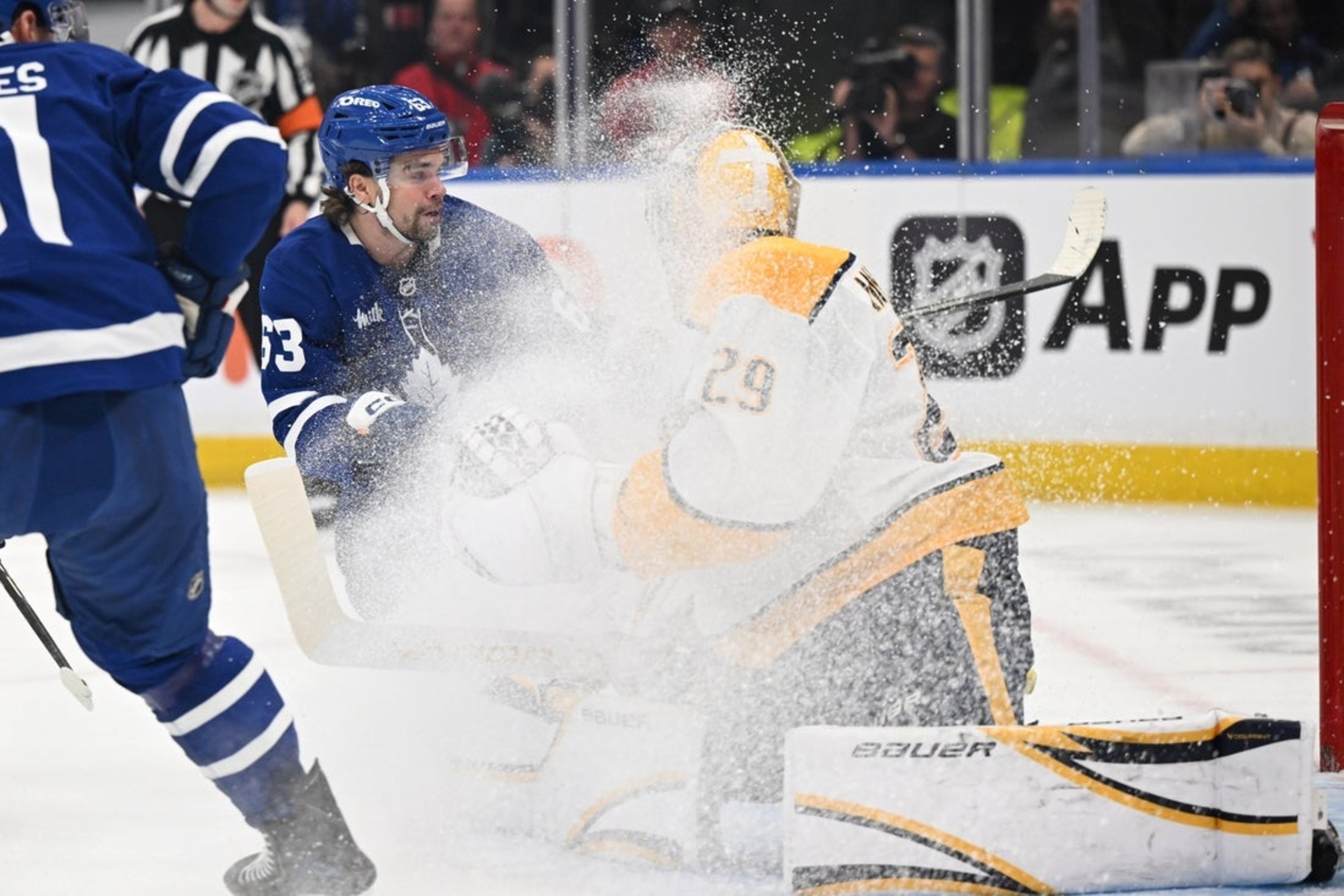 Maple Leafs explode for 7 goals in win over Predators