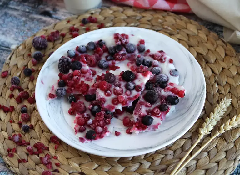 Frozen yogurt bars with red berries