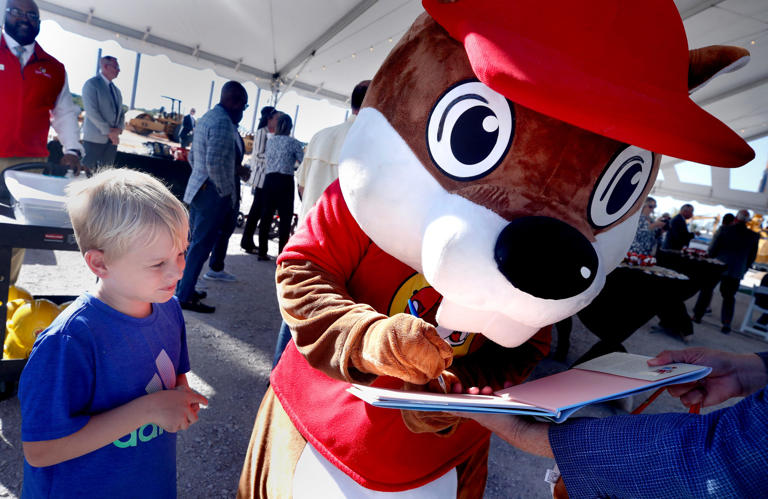 Buc-ee's founder, Gov. Lee tout groundbreaking for Murfreesboro store ...