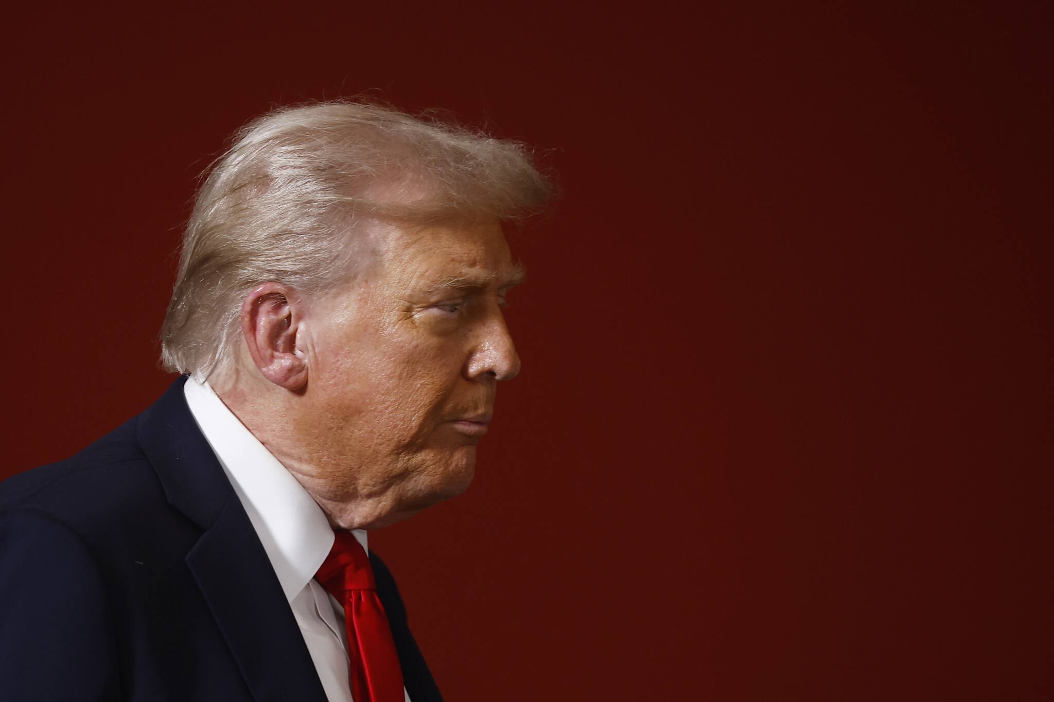 „Wie eine schwebende Krone, nur extrem klein“: Trump schimpft über sein ...