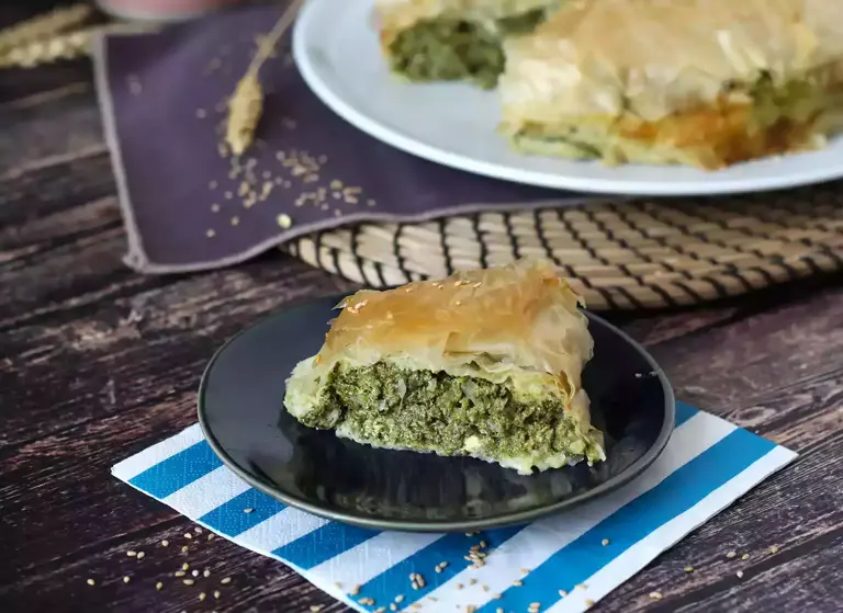 Pastel griego de espinacas y queso feta (spanakopita)