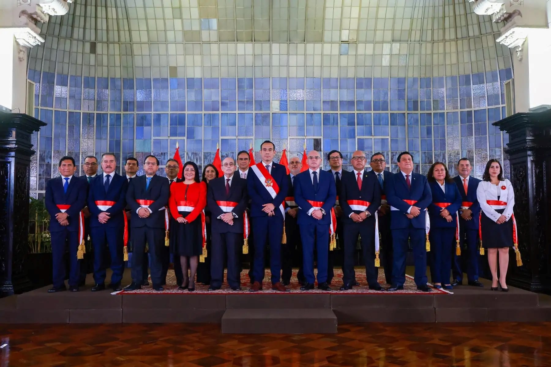 Nuevo presidente de Perú toma juramento a su primer gabinete