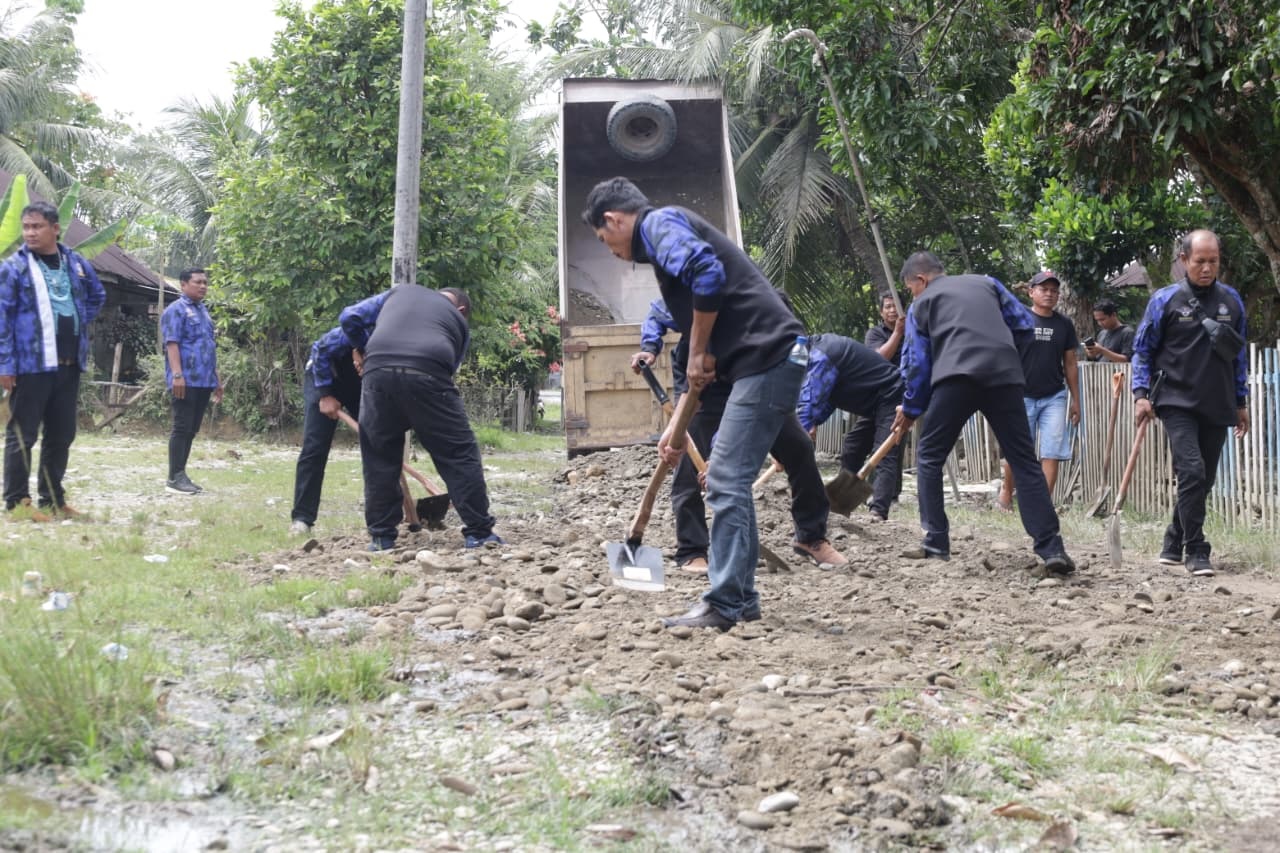 Ricky Anthony Perbaiki Jalan ke Masjid Pakai Uang Pribadi