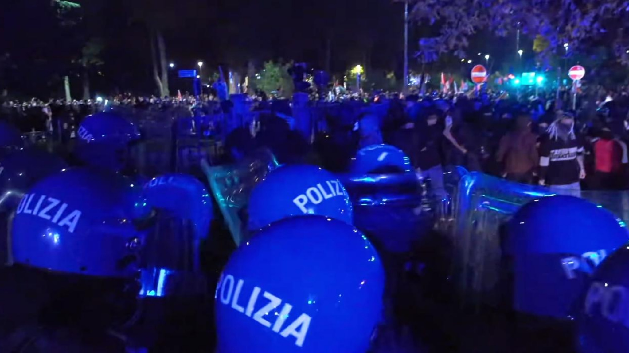 Udine, l'attimo in cui il videomaker di Local Team viene colpito da un ...