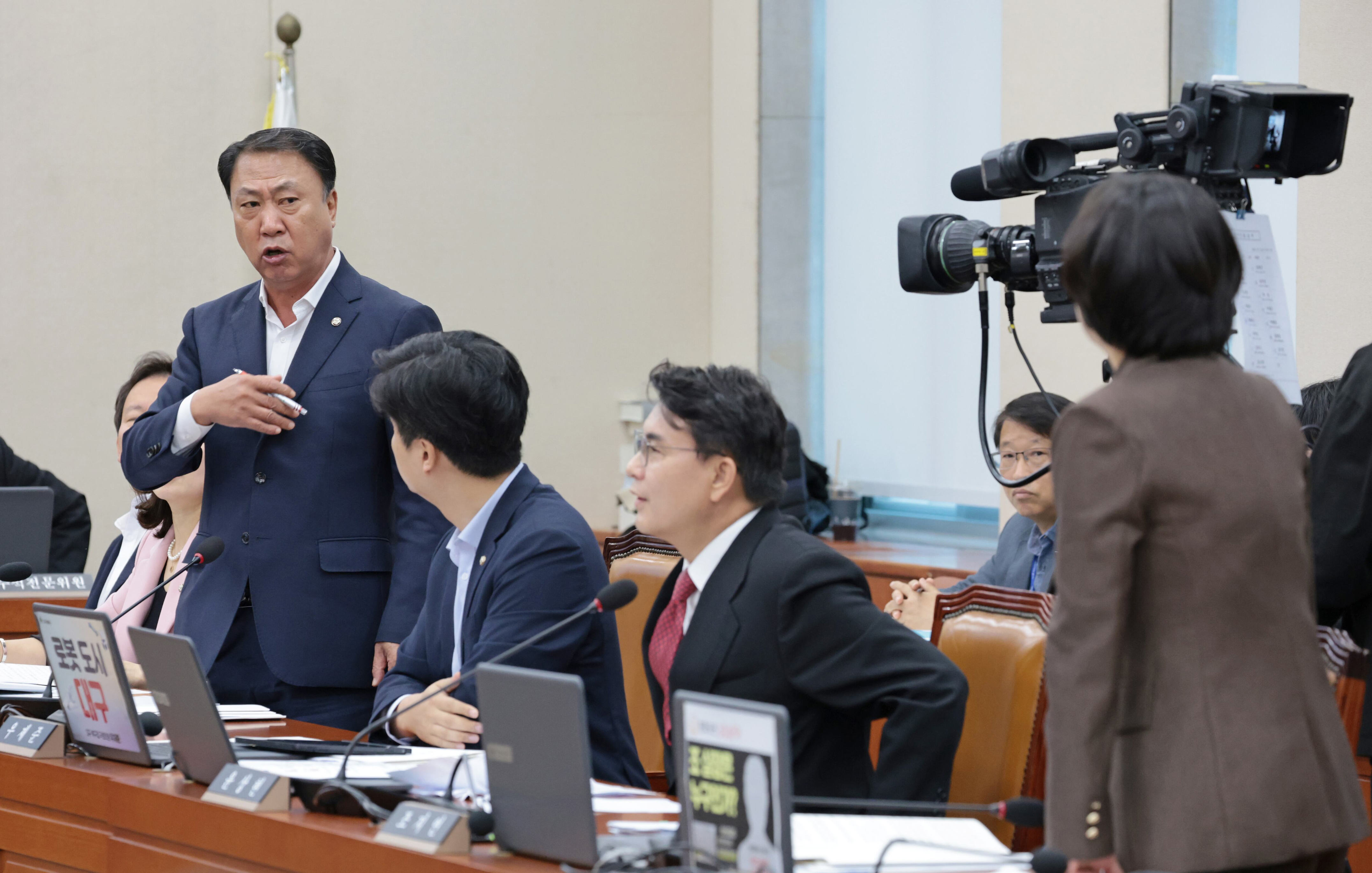 Ruling, Opposition Clash Over Espionage Witnesses in Labor Audit