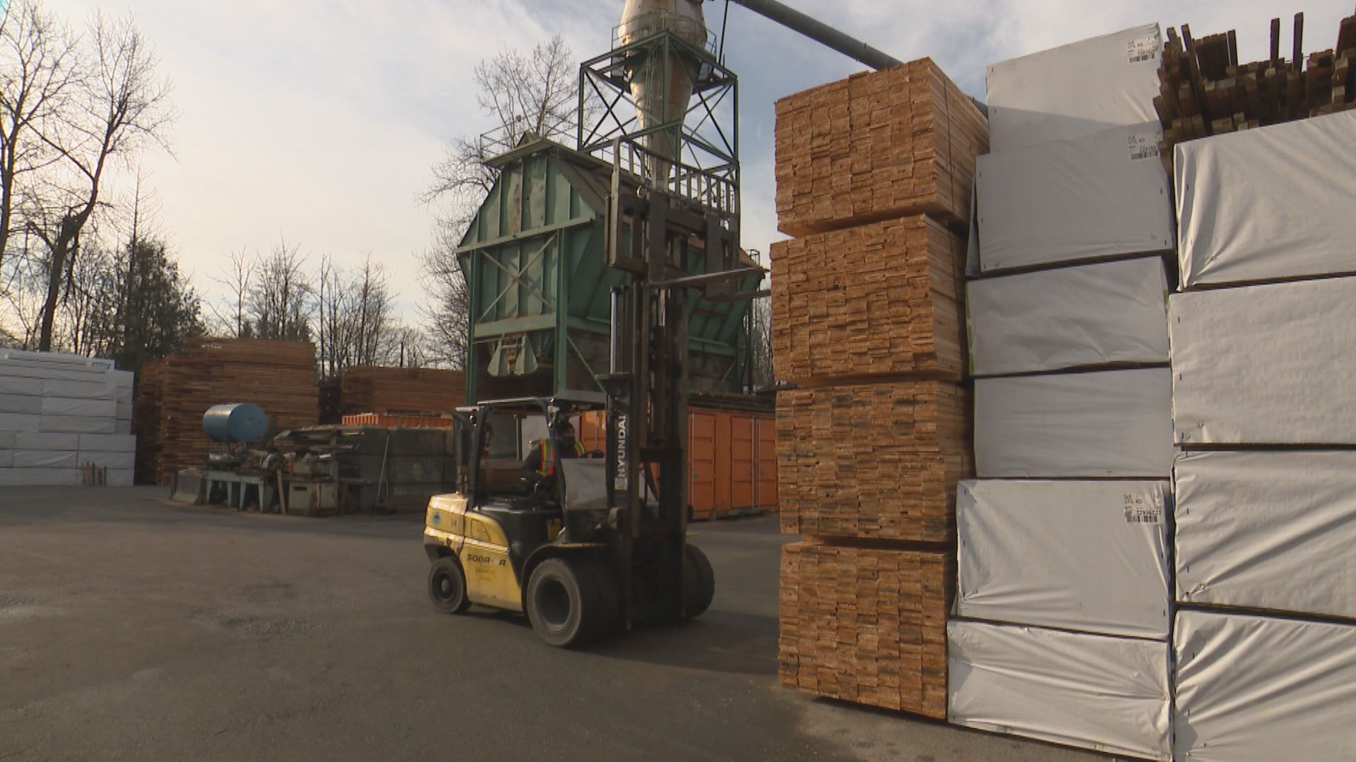 Premier warns B.C.'s softwood lumber industry on a 'razor's edge of ...