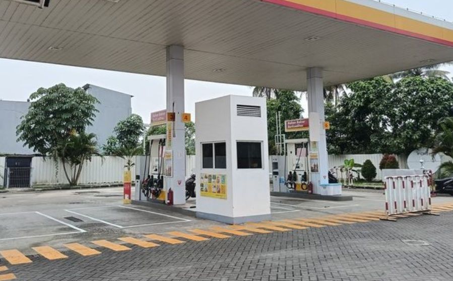 BBM Masih Langka, Karyawan SPBU Shell di Lamongan Pilih Jualan Oli di ...