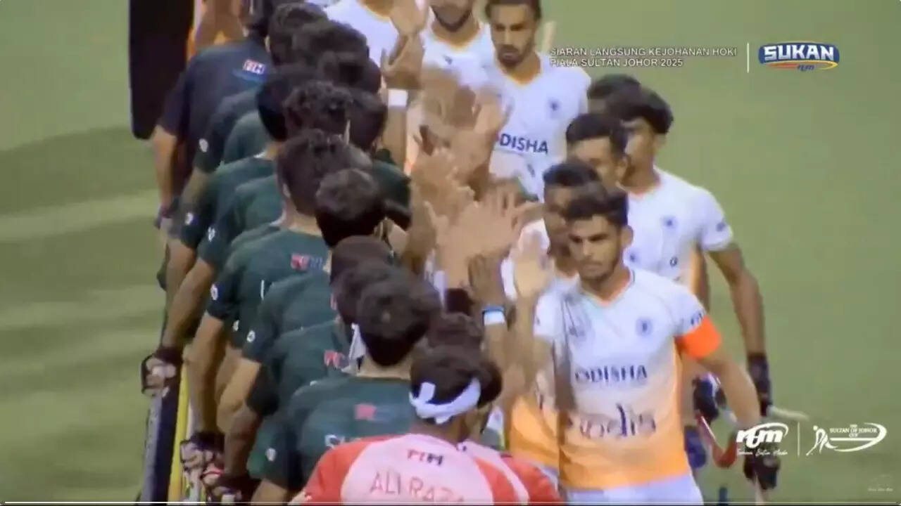 After no handshakes in cricket, India, Pakistan exchange high 5s ...
