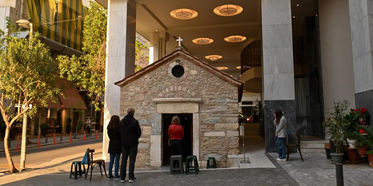 Τι δουλειά έχει ένα εκκλησάκι στην καρδιά της Αθήνας, στριμωγμένο κάτω ...