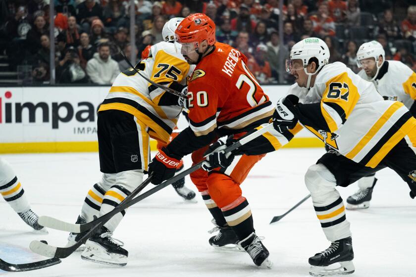 Chris Kreider scores twice as Ducks beat Penguins in home opener