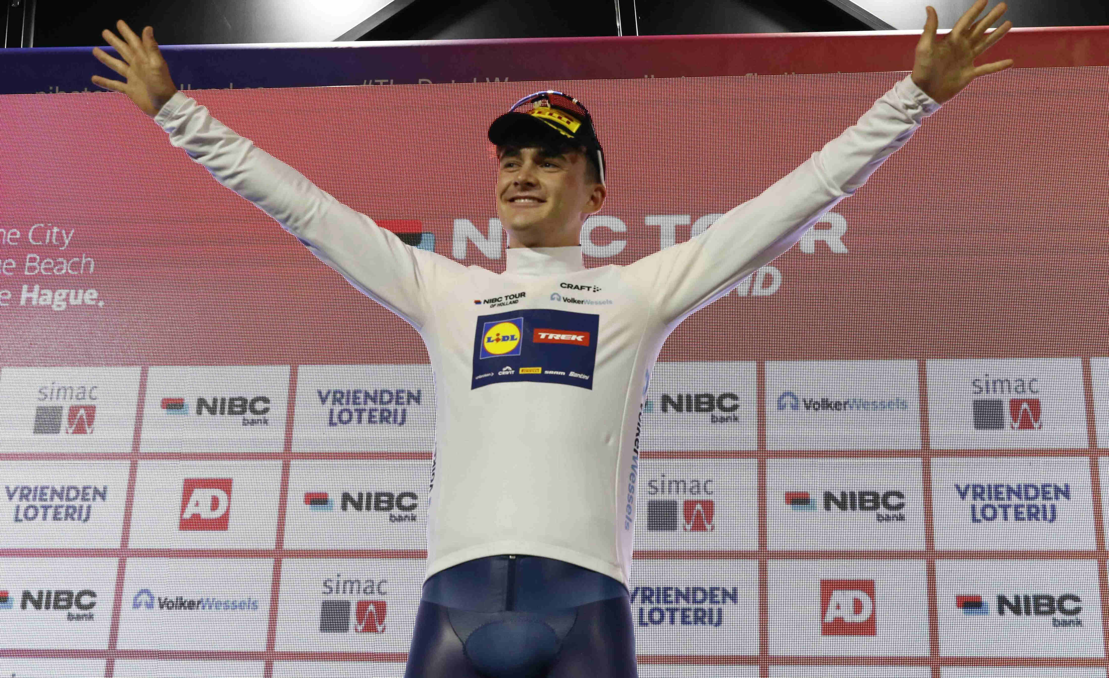 Vertederend! Cameron Rogers appte met oom Michael vanuit hotseat ...