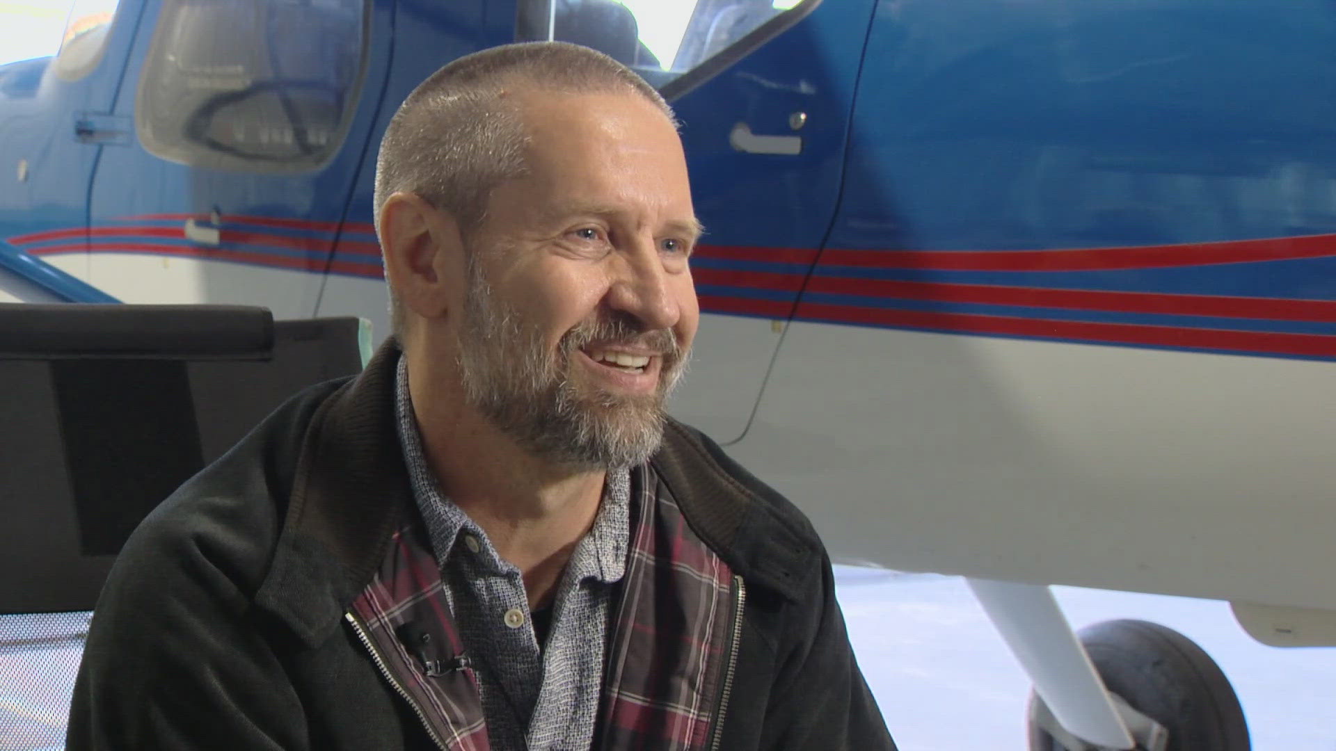 Pilot draws Mariners trident in sky over Seattle