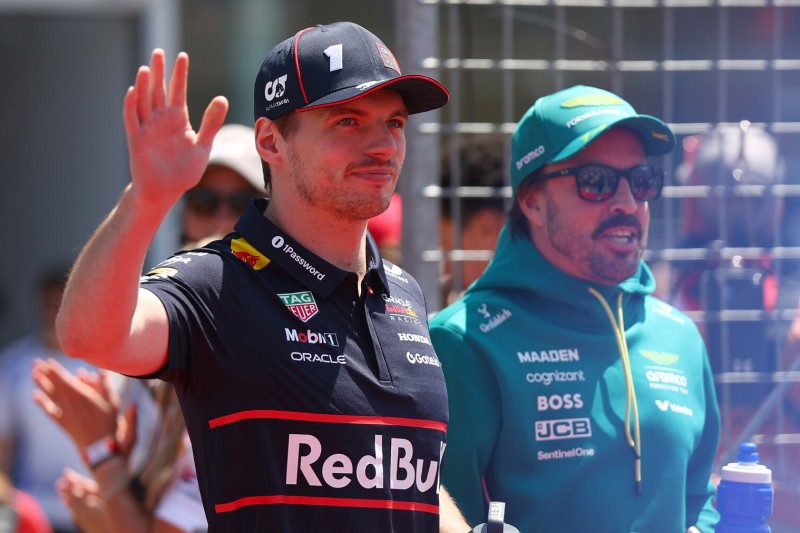 Los rumores sobre Verstappen halagan a Aston Martin, pero no se confían