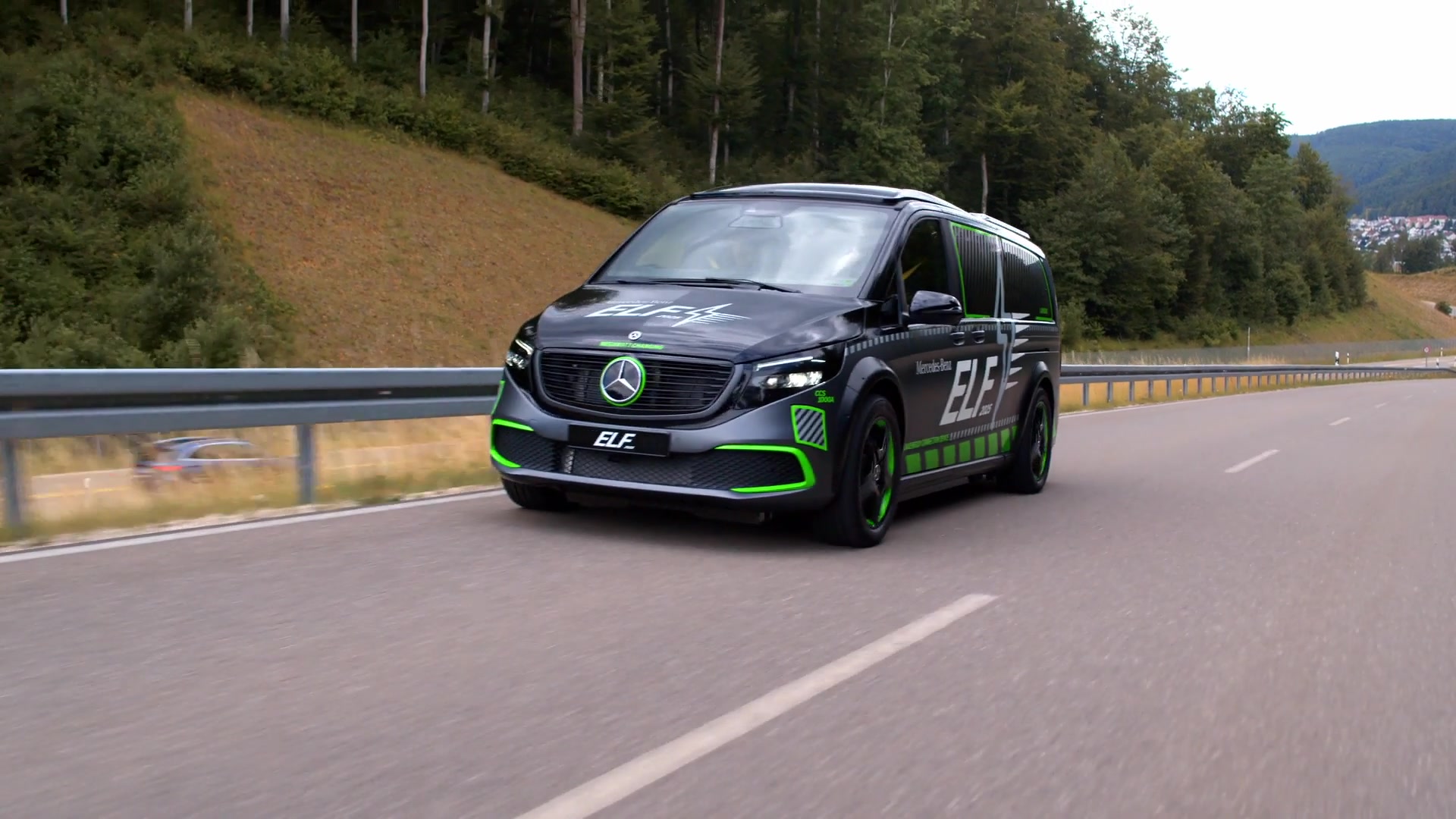 Mercedes-Benz ELF - a novel approach to charging electric vehicles Trailer
