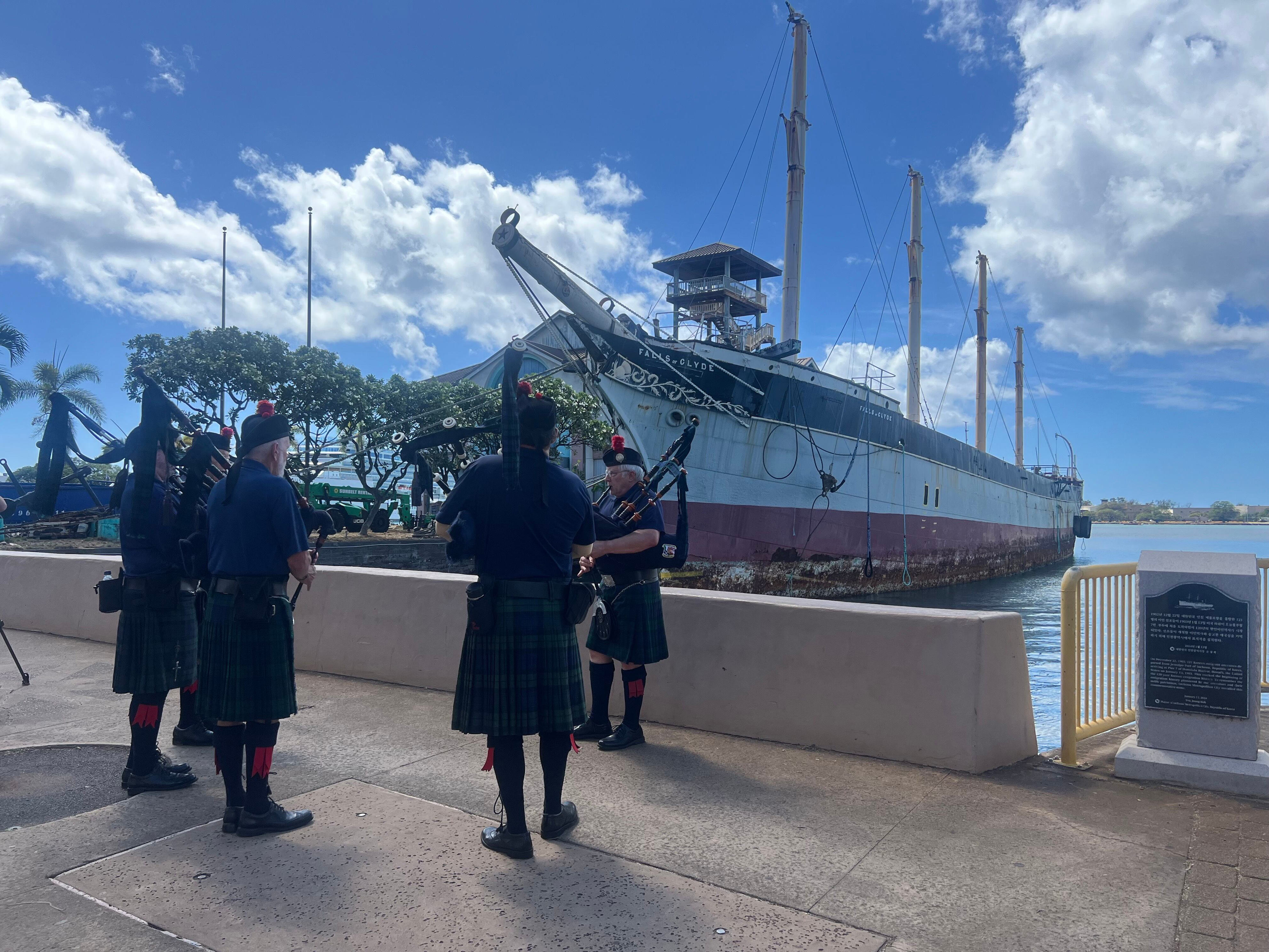 Group bids somber goodbye before sinking of historic Falls of Clyde ship