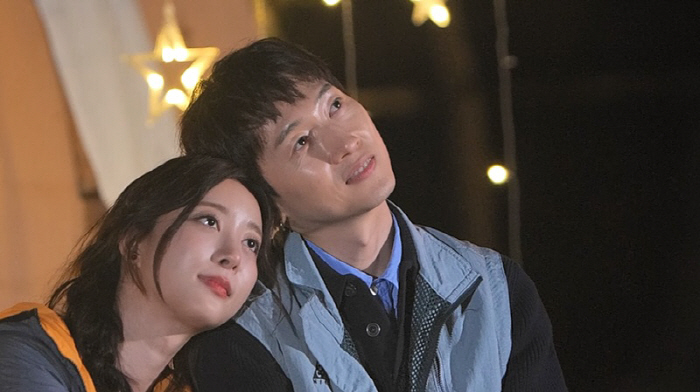 You're a couple at this point...Oh Chae-yi, campsite ♥ Jang Woo-hyuk leans on his shoulder ...