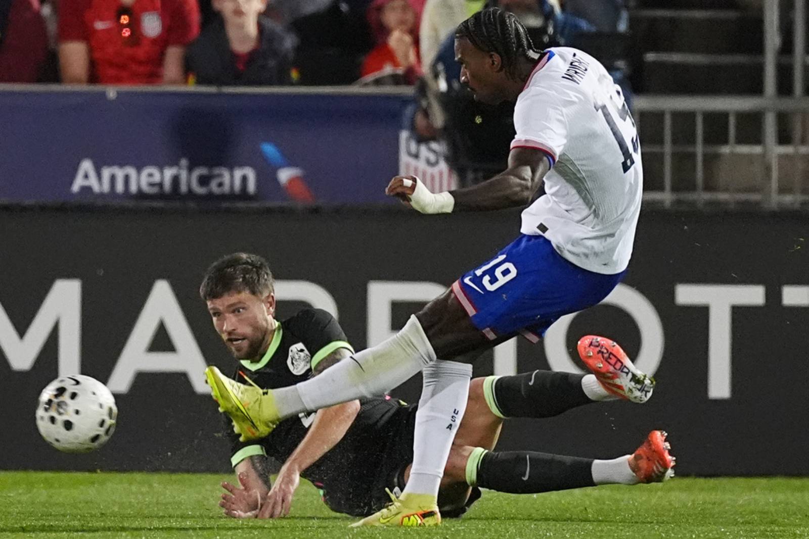 Wright’s two goals lift USA over Australia 2-1
