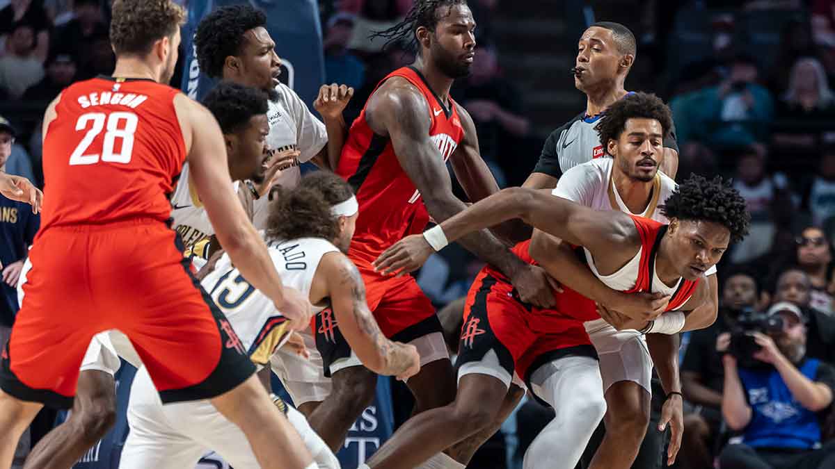 Amen Thompson, Jose Alvarado go full WWE in Rockets-Pelicans