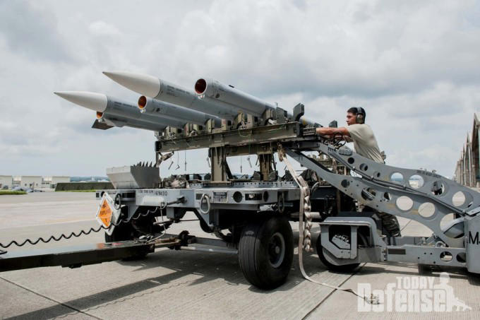 [오동룡의 밀리터리 인사이드] 국산 KF-21 전투기, '반쪽짜리 전투기'로 전락하나