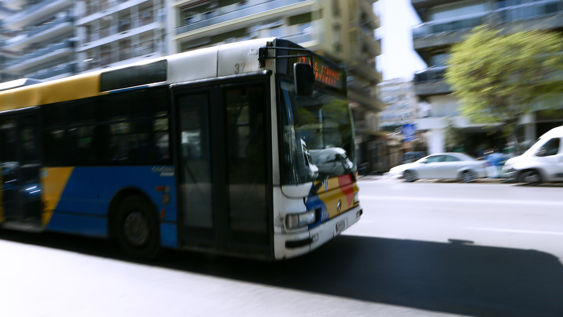 Θεσσαλονίκη: Οδηγός έκλεινε τον δρόμο σε λεωφορείο του ΟΑΣΘ – Ενταση ...