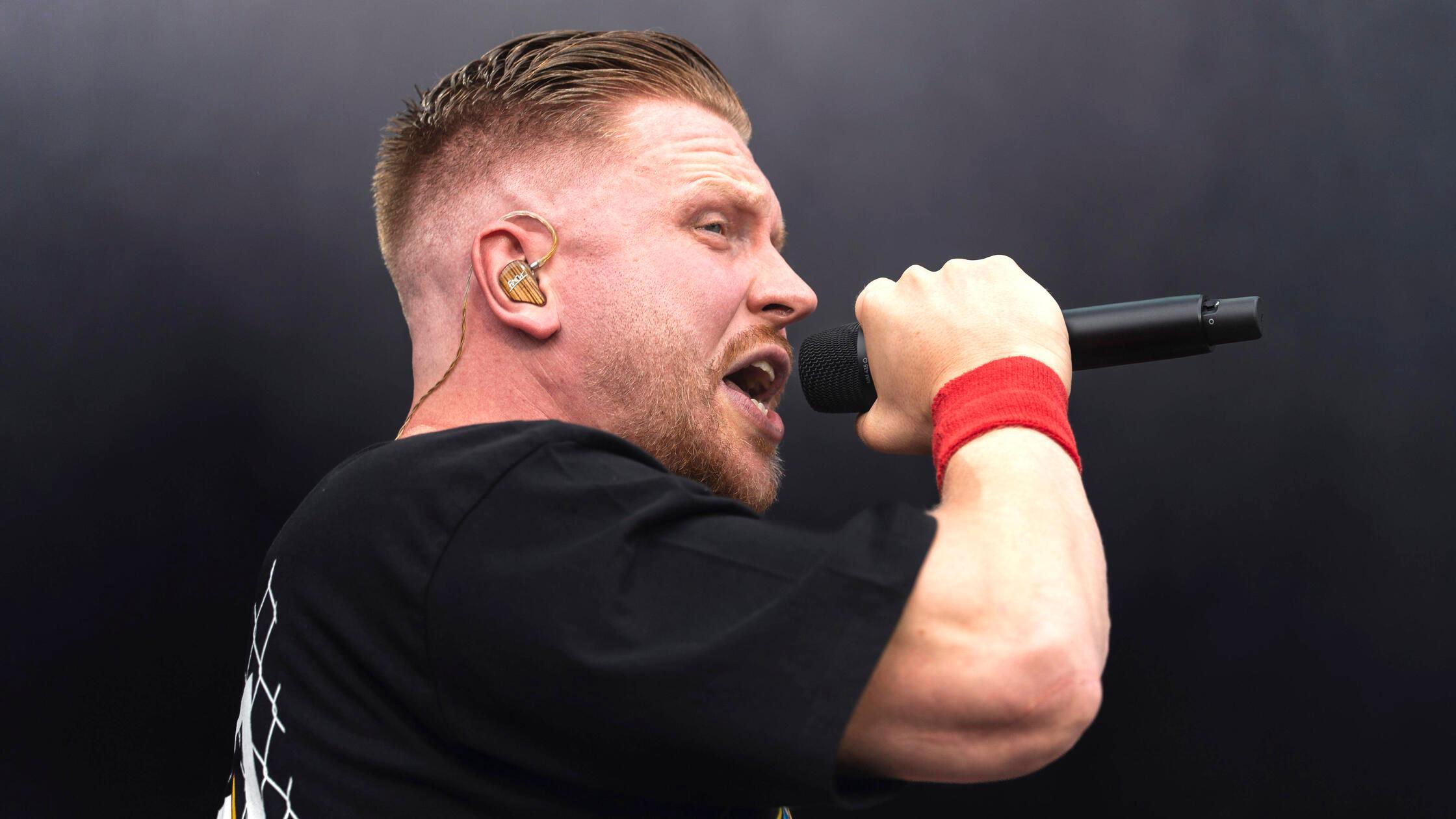 „Sehe, wie Du die Mädels begrapscht“: Rapper stoppt Show und wirft ...