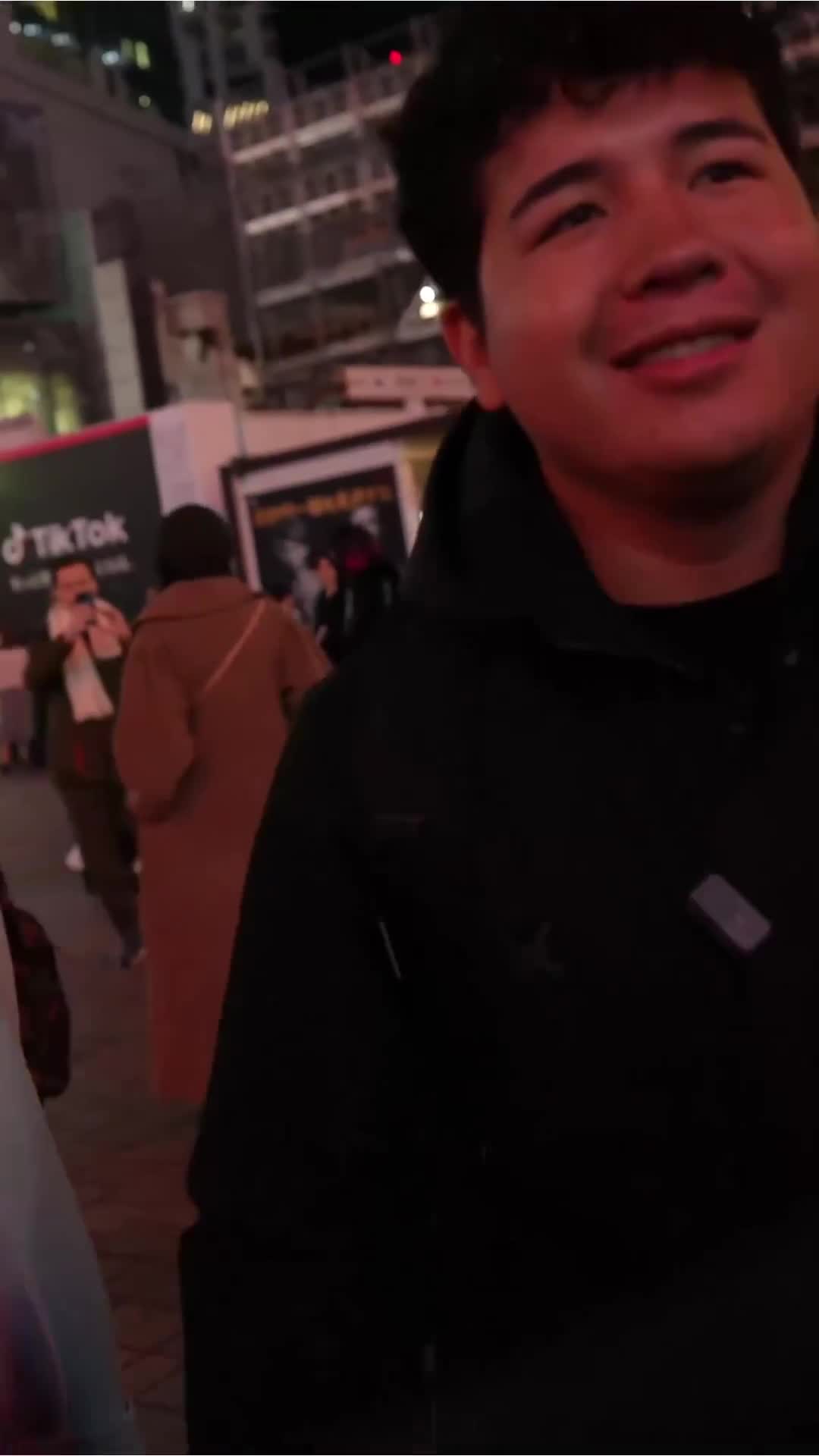 Akim Busca a su Familia Biológica en Japón