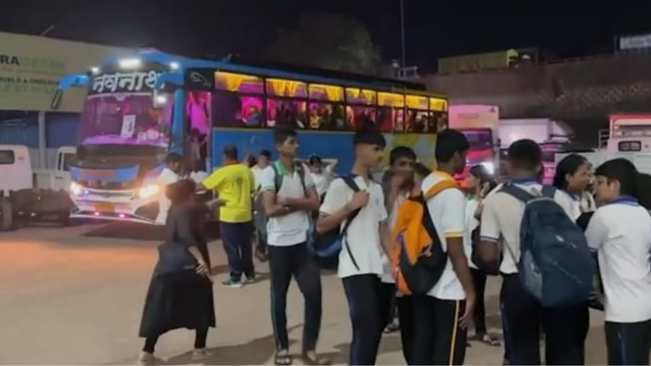 Javed Shroff praises Raj Thackeray for helping 500 students stranded in ...