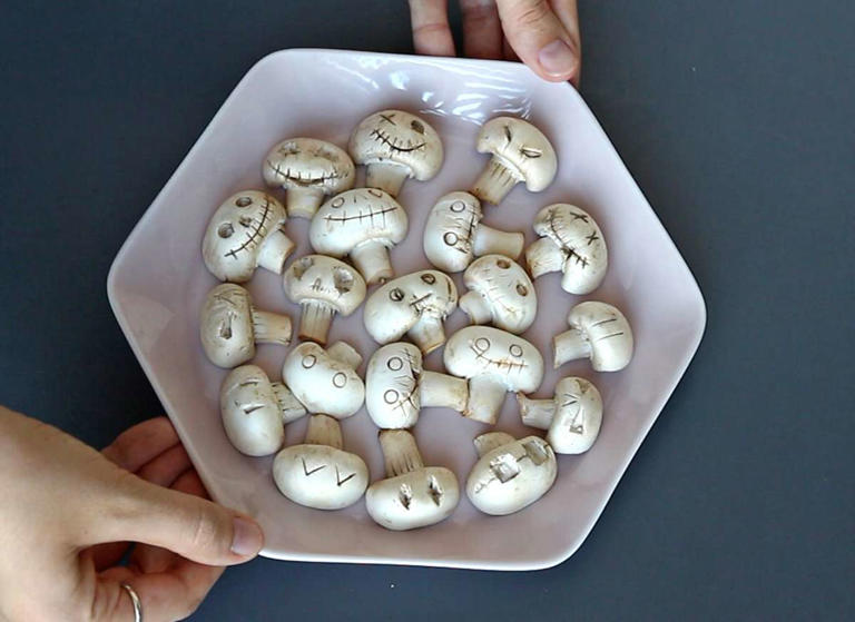 Halloween taartjes met champignons en knoflook en kruidenkaas