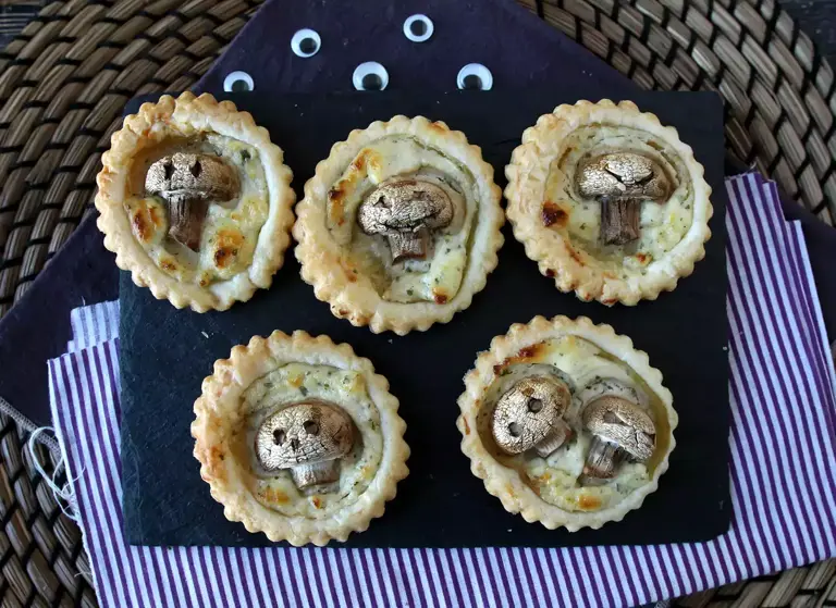 Halloween taartjes met champignons en knoflook en kruidenkaas