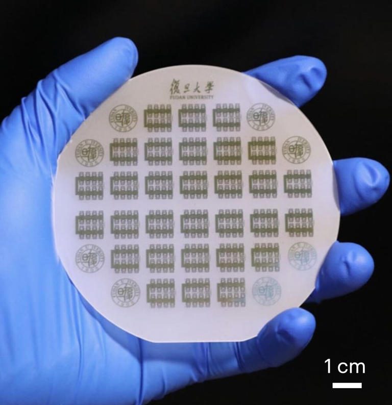 Low-power MoS₂-based microwave transmitter could advance communications