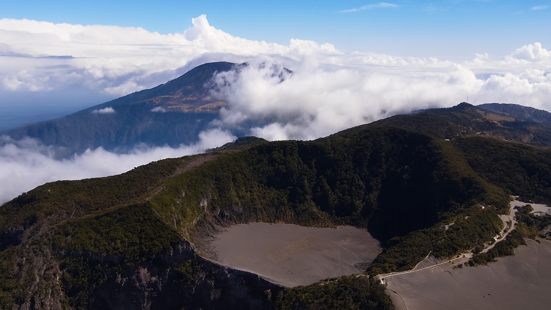 Irazú Vulkan – Krater und Berglandschaft über den Wolken in 4K